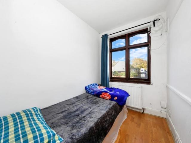 Room at Vicarage Lane, Greater London