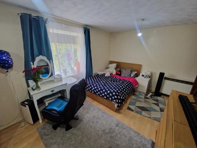 Apartment at Vicars Bridge Close, Greater London