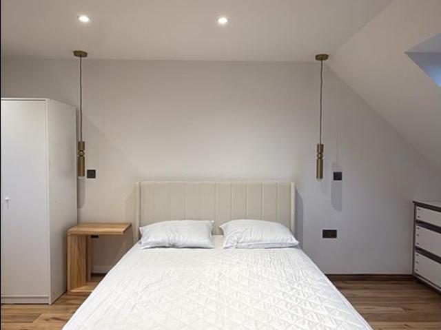 Room at Victoria Avenue, Greater London