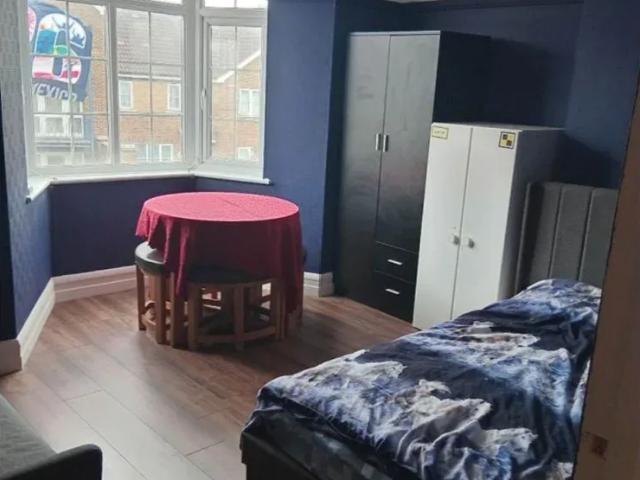 Room at Victoria Bridge Road, Bath