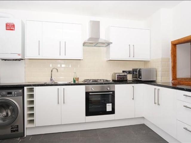Room at Victoria Park Square, Greater London