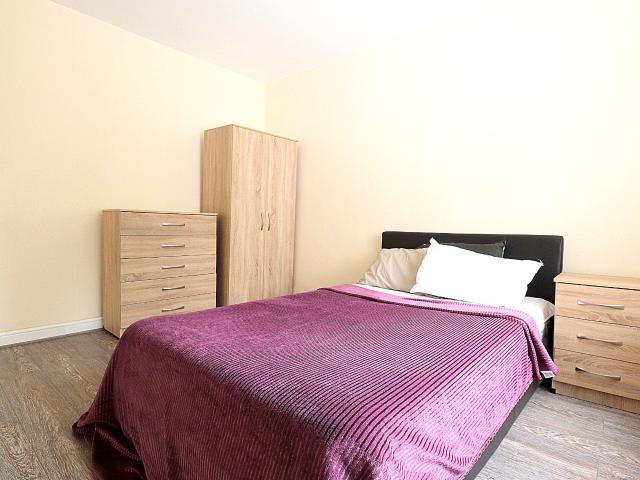 Room at Victoria Road, Bedford