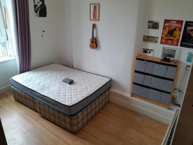 Room at Victoria Road, Glasgow