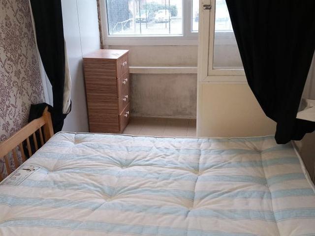 Room at Victoria Road, Greater London