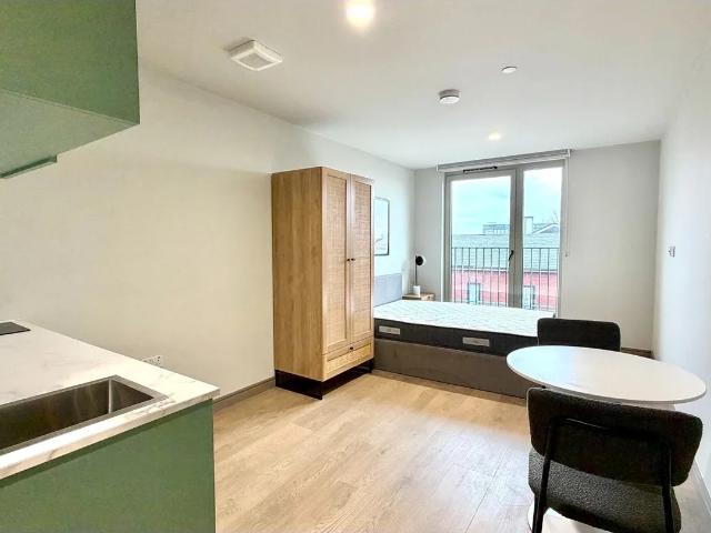 Room at Victoria Road, Greater London