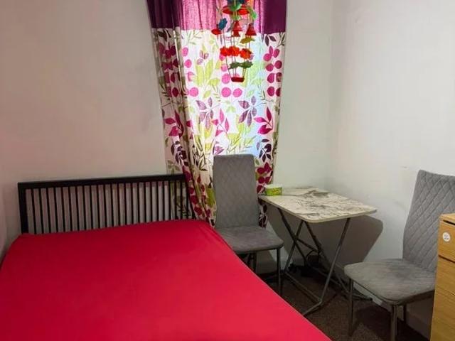 Room at Victoria Road, Greater London