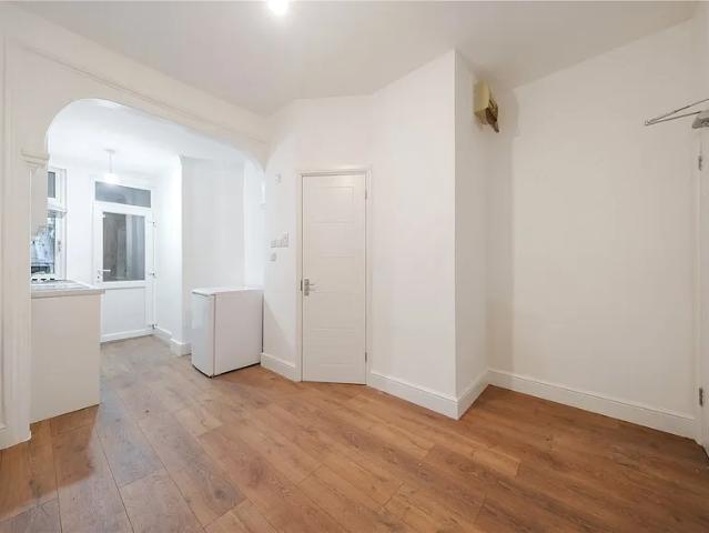 Room at Victoria Road, Greater London