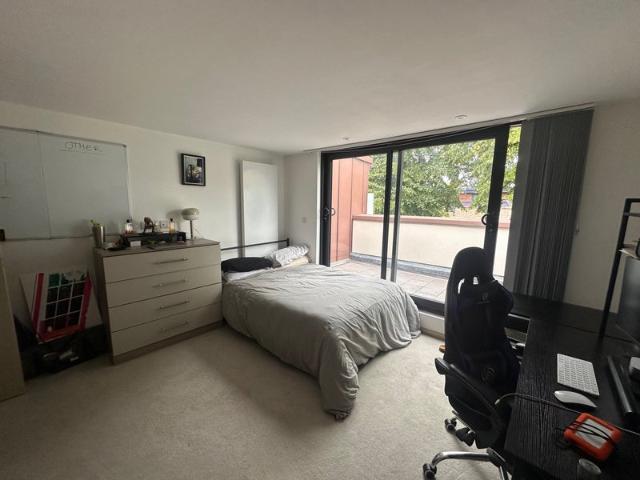Room at Victoria Way, Greater London