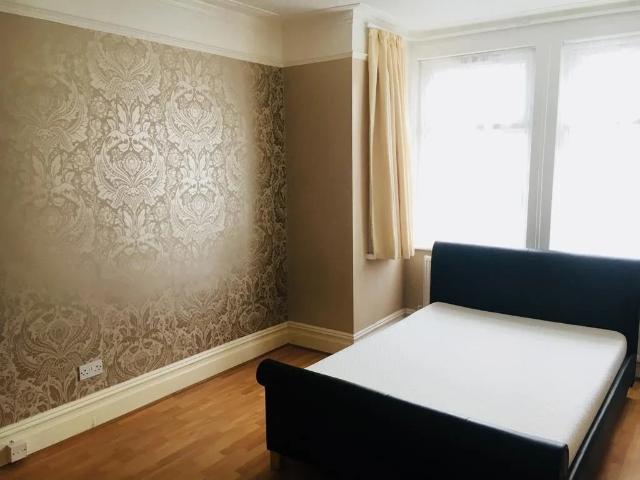 Room at Villiers Road, Greater London