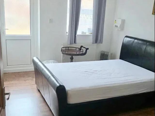 Room at Villiers Road, Greater London