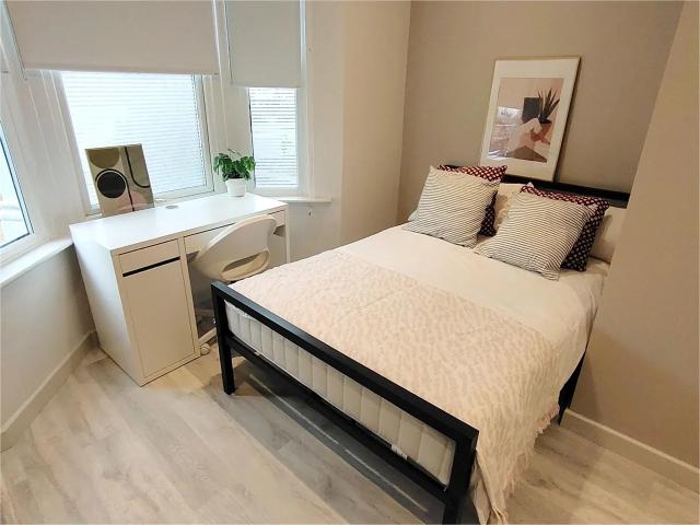Room at Villiers Road, Greater London