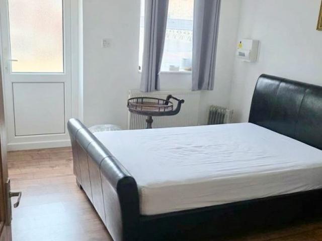 Room at Villiers Road, London
