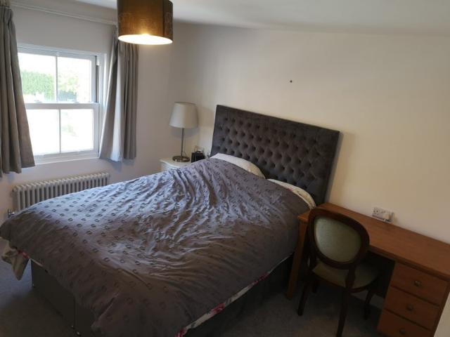 Room at Vineyard Road, Newport