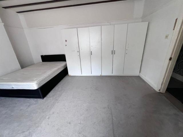Room at Vivian Gardens, Greater London