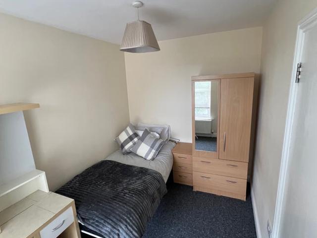 Room at Wainscott Road, Rochester