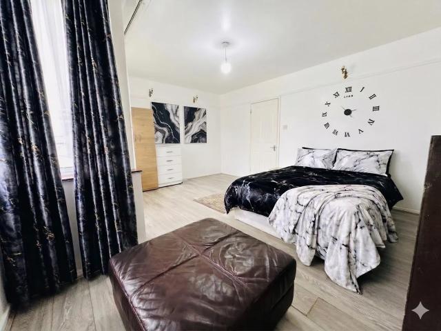 Room at Walter Terrace, Greater London