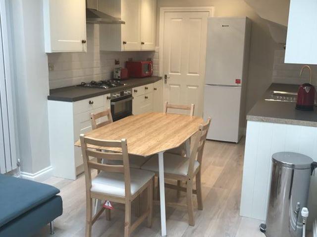 Room at Wandsworth Bridge Road, Greater London