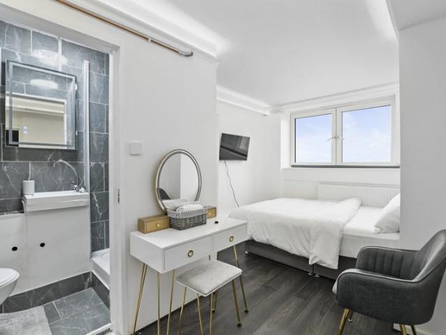 Room at Wandsworth High Street, Greater London