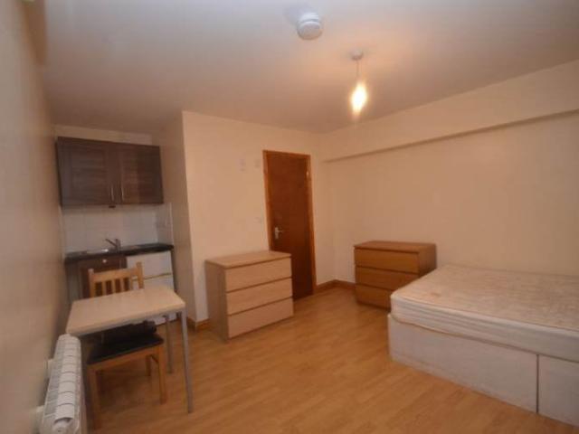 Room at Wandsworth High Street, Greater London