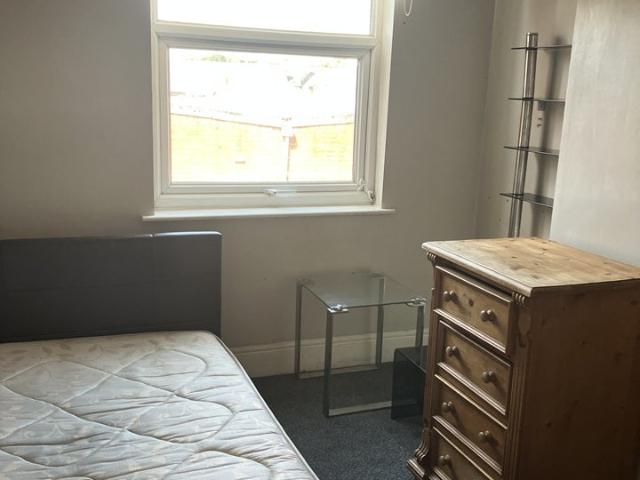 Room at Washington Street, Hull