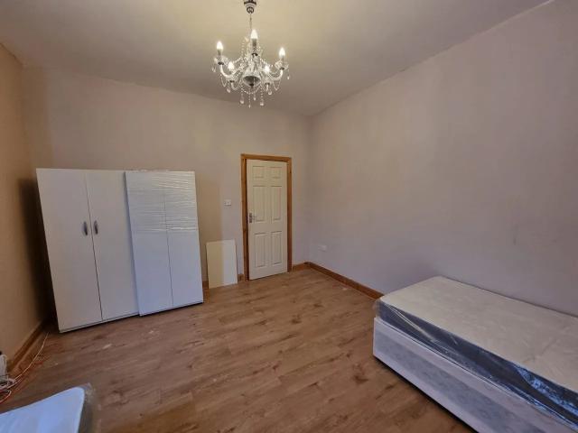 Room at Washington Road, Greater London