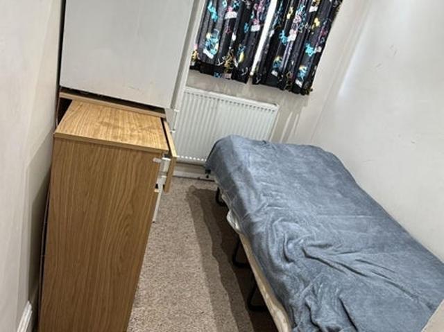 Room at Warden Avenue, Greater London