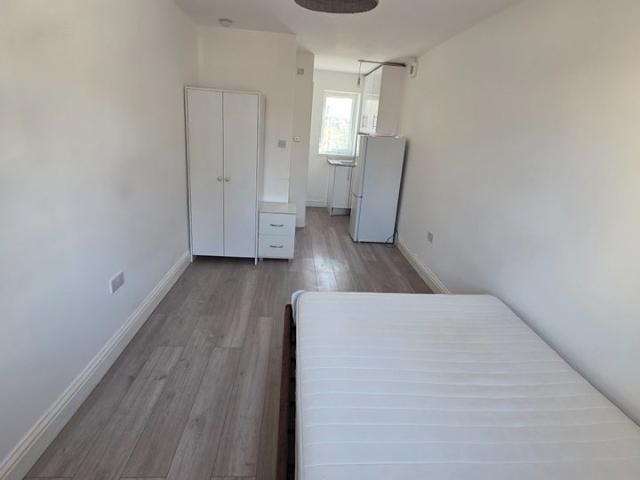 Room at Warfield Road, Greater London
