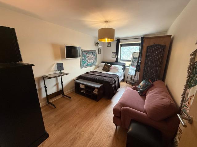 Room at Warple Way, Greater London