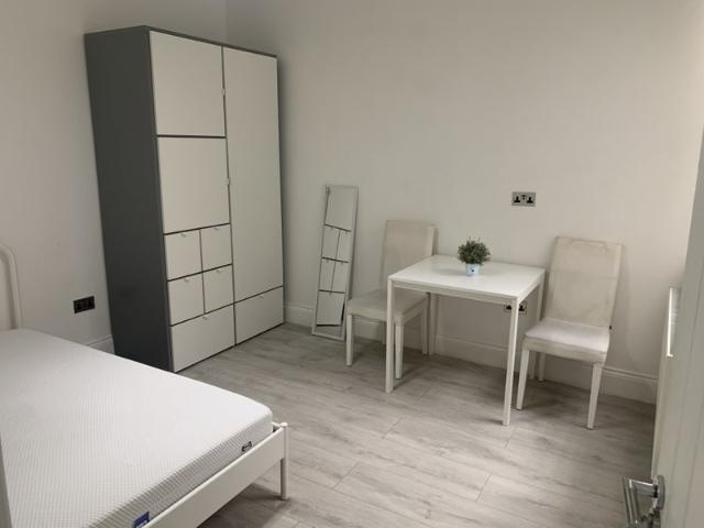Room at Warren Crescent, Greater London