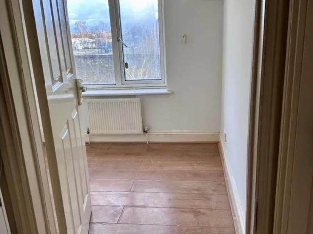 Room at Warren Drive, Greater London