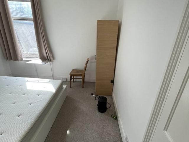 Room at Warren Road, Greater London