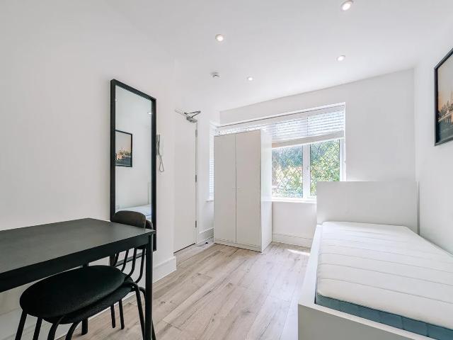 Room at Warwick Avenue, Borough of Runnymede