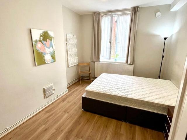 Room at Warwick Grove, Greater London