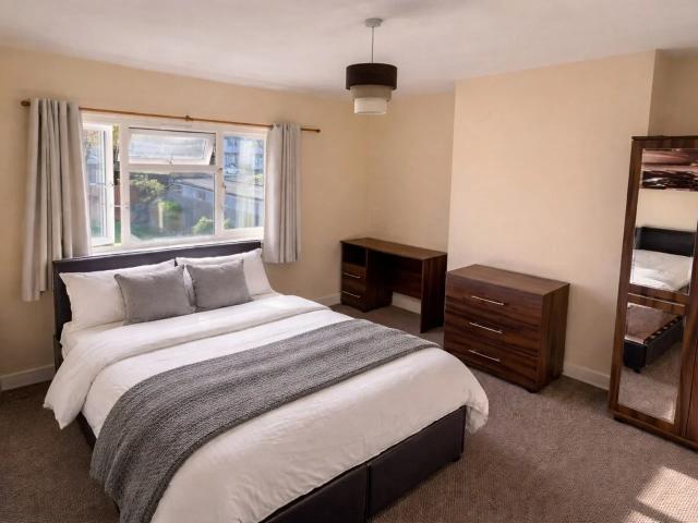 Room at Warwick Road, Birmingham