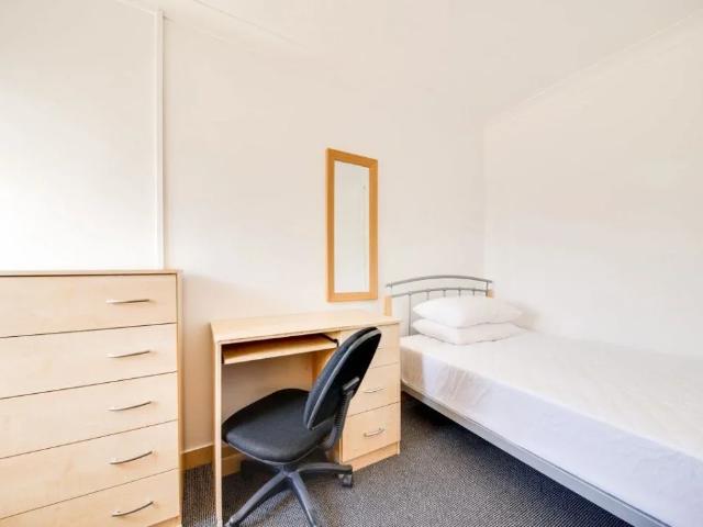 Room at Warwick Road, Canterbury