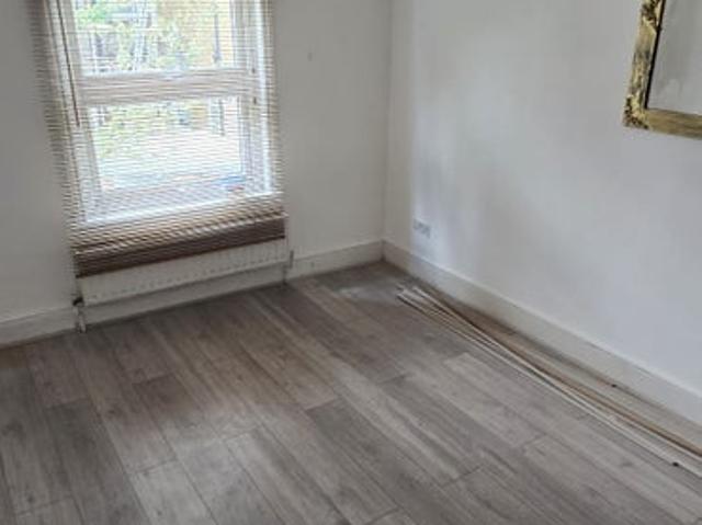 Room at Warwick Road, Greater London