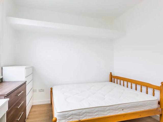 Room at Warwick Road, Greater London