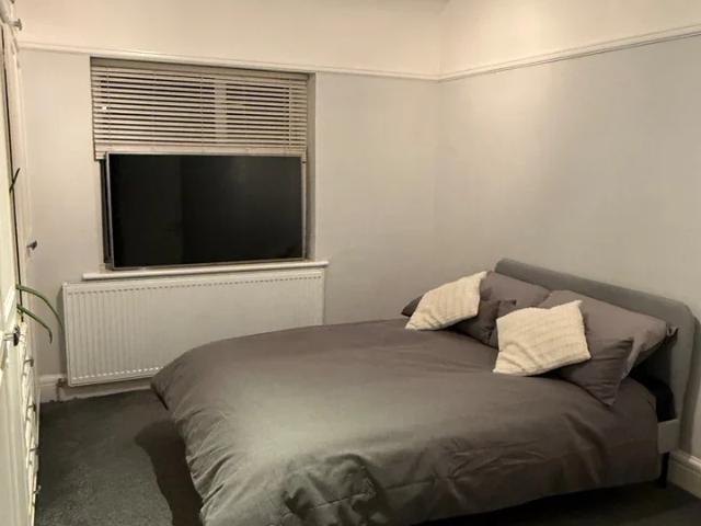 Room at Warwick Road, Greater London