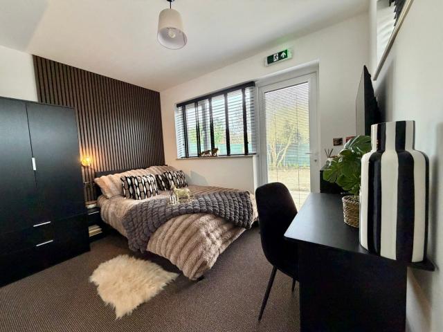 Room at Warwick Road, Peterborough