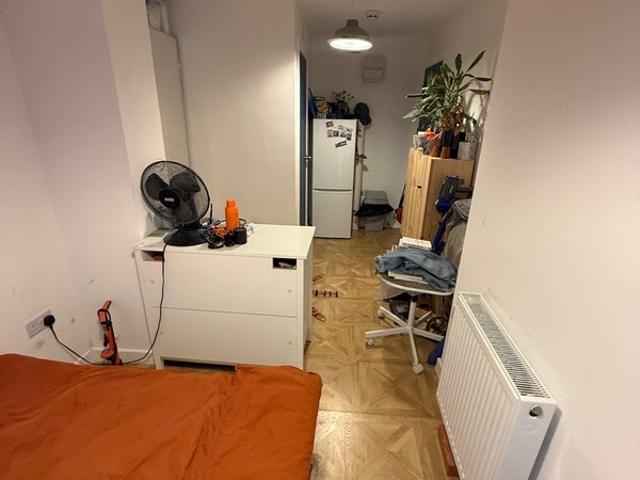 Room at Warwickshire Path, Greater London