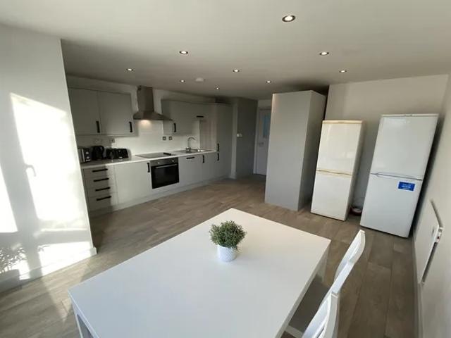 Room at Waverley Avenue, Broxtowe
