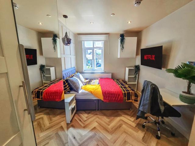 Room at Waverley Road, Greater London