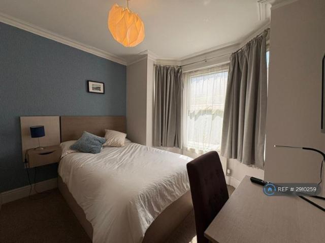 Room at Waverley Road, Reading