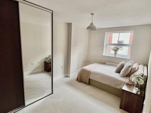 Room at Weir Road, Greater London