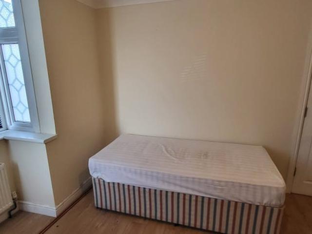 Room at Wellesley Road, Slough