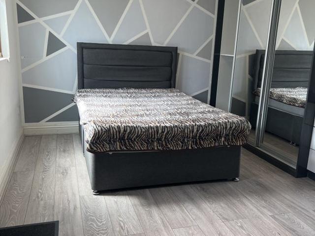 Room at Wellesley Road, Slough