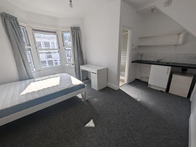 Room at Wellington Avenue, Bristol
