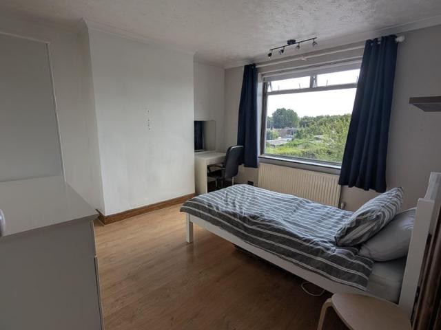 Room at Wellington Avenue, Greater London