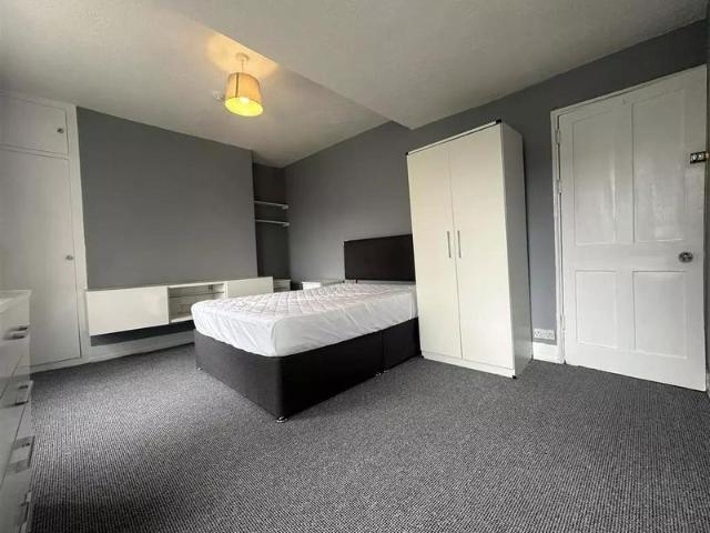 Room at Wellington Parade, Gloucester