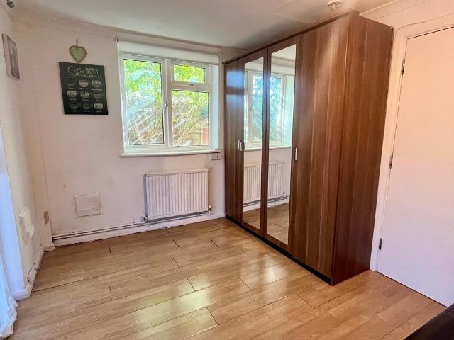 Room at Wellington Road, Greater London